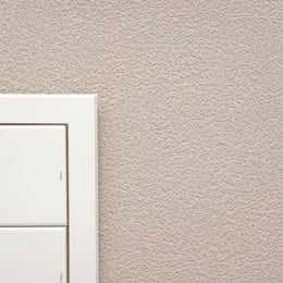 生のり付き【1m単位切り売り】 お買い得 国産壁紙 クロス / サンゲツ / グレージュ SP-2533 | 壁紙屋本舗 公式